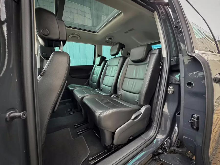 Grey Volkswagen Sharan 2014 in Riga, with an engine capacity of 2.00 L and mileage of 142 thousand km for 12500 €, photo 11 on AUTOMOTO.COM.LV