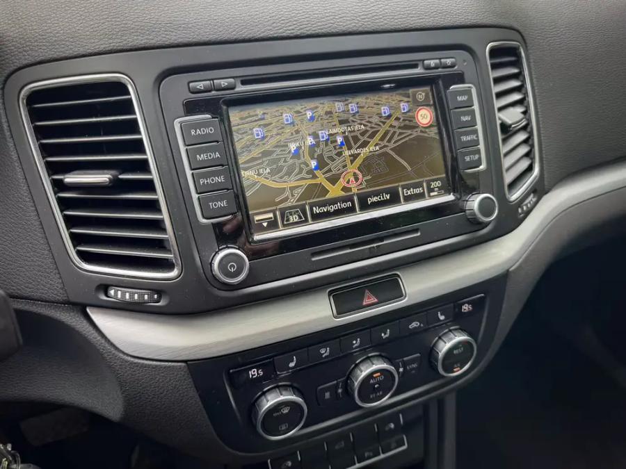 Grey Volkswagen Sharan 2014 in Riga, with an engine capacity of 2.00 L and mileage of 142 thousand km for 12500 €, photo 24 on AUTOMOTO.COM.LV