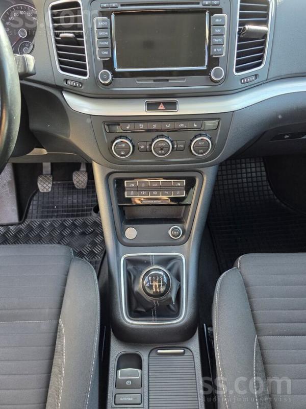 Grey Volkswagen Sharan 2014 in Cesis, with an engine capacity of 2.00 L and mileage of 353 thousand km for 8200 €, photo 5 on AUTOMOTO.COM.LV