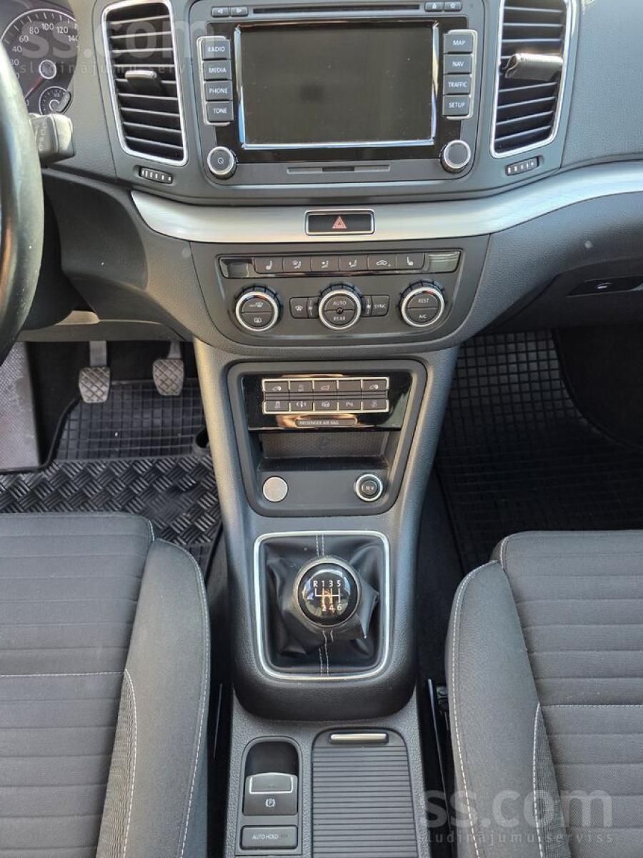 Grey Volkswagen Sharan 2014 in Cesis, with an engine capacity of 2.00 L and mileage of 353 thousand km for 8200 €, photo 5 on AUTOMOTO.COM.LV