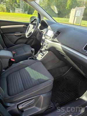 Grey Volkswagen Sharan 2014 in Cesis, with an engine capacity of 2.00 L and mileage of 353 thousand km for 8200 €, photo 13 on AUTOMOTO.COM.LV