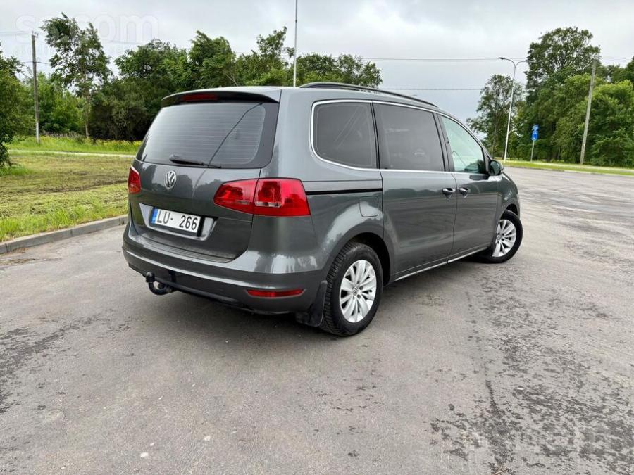 Grey Volkswagen Sharan 2015 in Riga, with an engine capacity of 2.00 L and mileage of 219 thousand km for 12990 €, photo 4 on AUTOMOTO.COM.LV
