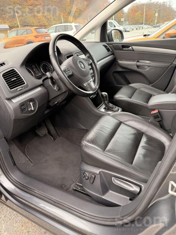 Grey Volkswagen Sharan 2015 in Jurmala, with an engine capacity of 2.00 L and mileage of 332 thousand km for 10000 €, photo 5 on AUTOMOTO.COM.LV
