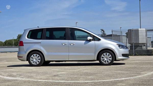 Pelēks Volkswagen Sharan 2015 Viļņa, ar dzinēja tilpumu 1.97 L un nobraukumu 256 tūkst. km par 7800 €, foto 4 vietnē AUTOMOTO.COM.LV