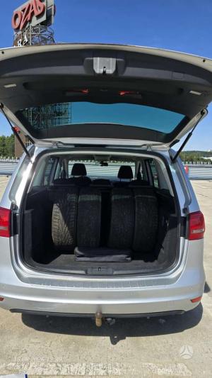 Pelēks Volkswagen Sharan 2015 Viļņa, ar dzinēja tilpumu 1.97 L un nobraukumu 256 tūkst. km par 7800 €, foto 25 vietnē AUTOMOTO.COM.LV
