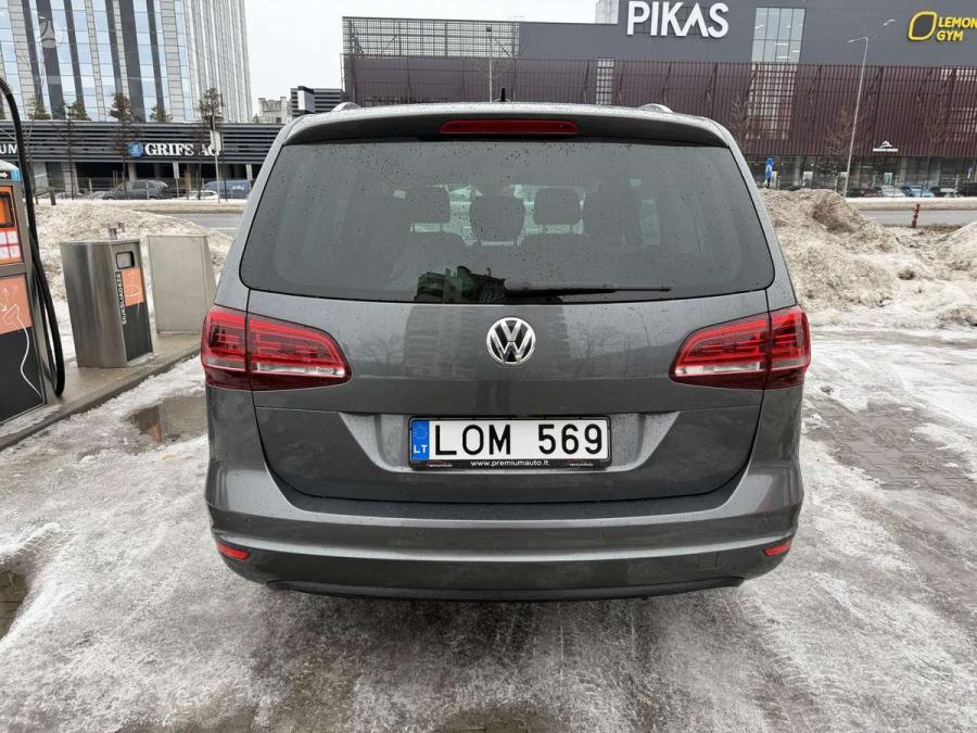 Grey Volkswagen Sharan 2016 in Vilnius, with an engine capacity of 1.97 L and mileage of 230 thousand km for 13500 €, photo 3 on AUTOMOTO.COM.LV