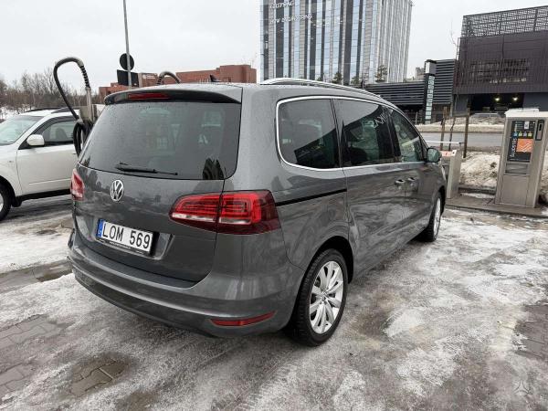 Grey Volkswagen Sharan 2016 in Vilnius, with an engine capacity of 1.97 L and mileage of 230 thousand km for 13500 €, photo 4 on AUTOMOTO.COM.LV