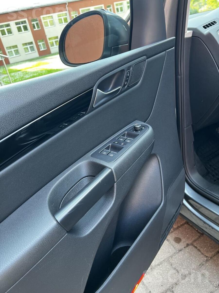 Pelēks Volkswagen Sharan 2016 Liepāja, ar dzinēja tilpumu 2.00 L un nobraukumu 197 tūkst. km par 17990 €, foto 8 vietnē AUTOMOTO.COM.LV