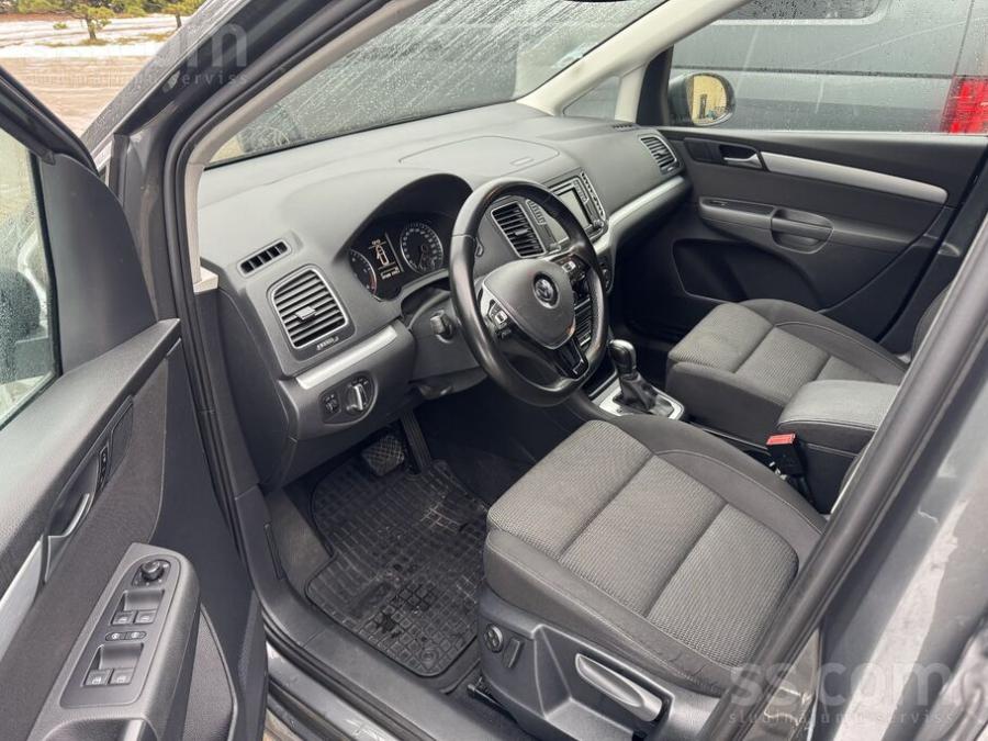 Grey Volkswagen Sharan 2017 in Daugavpils, with an engine capacity of 2.00 L and mileage of 288 thousand km for 12350 €, photo 7 on AUTOMOTO.COM.LV