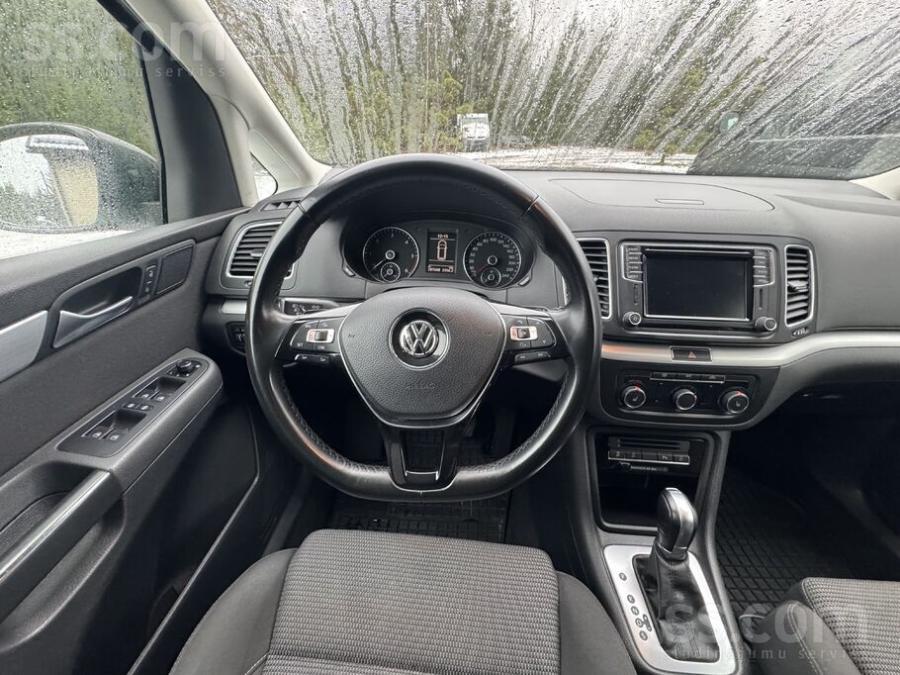 Grey Volkswagen Sharan 2017 in Daugavpils, with an engine capacity of 2.00 L and mileage of 288 thousand km for 12350 €, photo 12 on AUTOMOTO.COM.LV