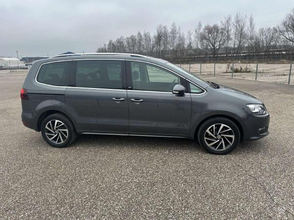 Grey Volkswagen Sharan 2017 in Kaunas, with an engine capacity of 1.97 L and mileage of 245 thousand km for 10350 €, photo 5 on AUTOMOTO.COM.LV