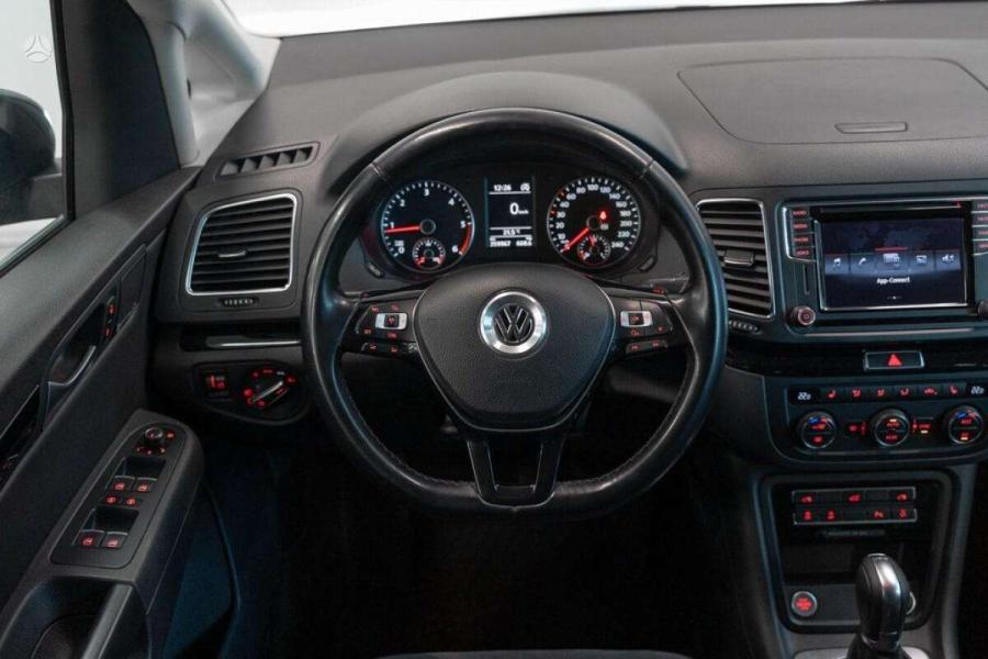 Grey Volkswagen Sharan 2017 in Vilnius, with an engine capacity of 2.00 L and mileage of 260 thousand km for 13900 €, photo 10 on AUTOMOTO.COM.LV