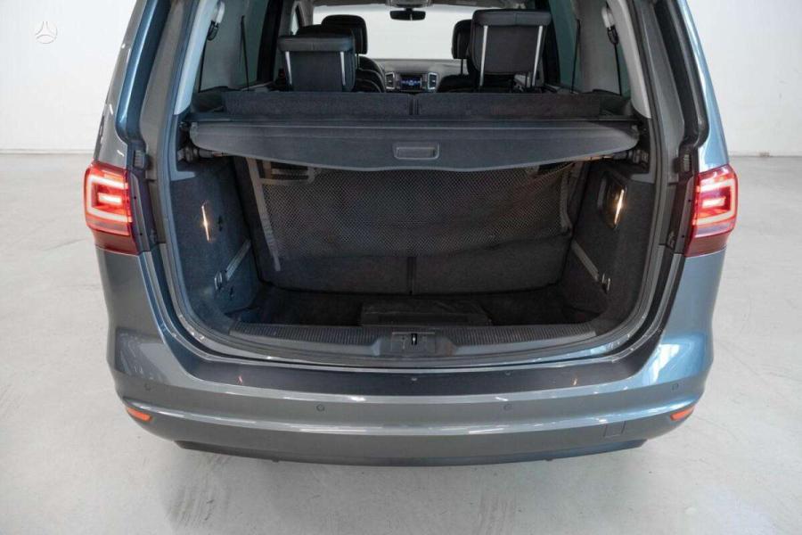 Grey Volkswagen Sharan 2017 in Vilnius, with an engine capacity of 2.00 L and mileage of 260 thousand km for 13900 €, photo 20 on AUTOMOTO.COM.LV