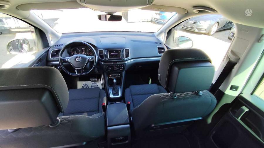 Grey Volkswagen Sharan 2018 in Kaunas, with an engine capacity of 1.97 L and mileage of 157 thousand km for 14950 €, photo 3 on AUTOMOTO.COM.LV