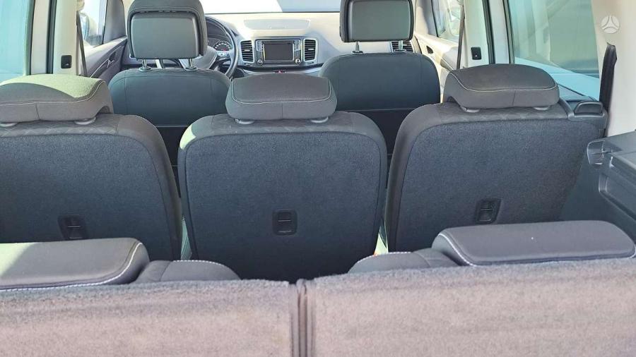 Grey Volkswagen Sharan 2018 in Kaunas, with an engine capacity of 1.97 L and mileage of 157 thousand km for 14950 €, photo 12 on AUTOMOTO.COM.LV