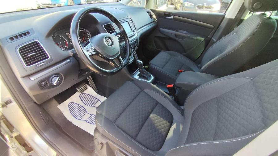 Grey Volkswagen Sharan 2018 in Kaunas, with an engine capacity of 1.97 L and mileage of 157 thousand km for 14950 €, photo 17 on AUTOMOTO.COM.LV