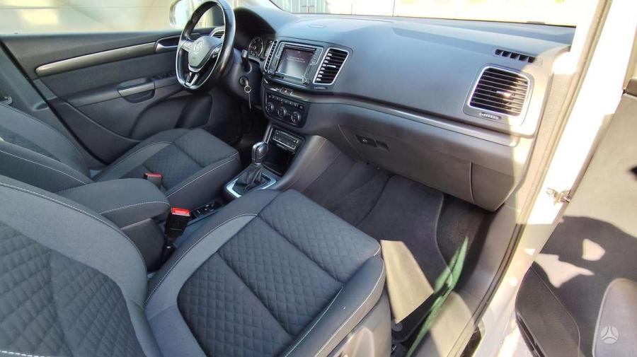 Grey Volkswagen Sharan 2018 in Kaunas, with an engine capacity of 1.97 L and mileage of 157 thousand km for 14950 €, photo 19 on AUTOMOTO.COM.LV