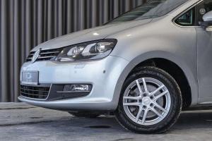 Grey Volkswagen Sharan 2019 in Marijampole, with an engine capacity of 1.97 L and mileage of 300 thousand km for 13650 €, photo 6 on AUTOMOTO.COM.LV