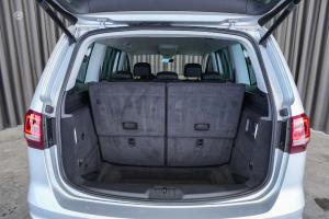 Grey Volkswagen Sharan 2019 in Marijampole, with an engine capacity of 1.97 L and mileage of 300 thousand km for 13650 €, photo 14 on AUTOMOTO.COM.LV
