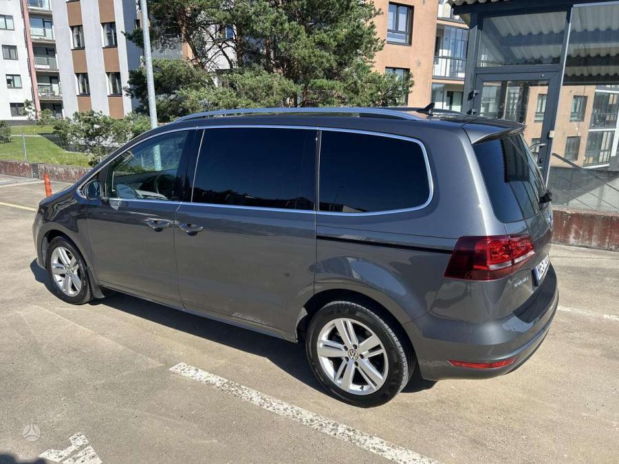 Pelēks Volkswagen Sharan 2022 Viļņa, ar dzinēja tilpumu 1.40 L un nobraukumu 85 tūkst. km par 37500 €, foto 4 vietnē AUTOMOTO.COM.LV