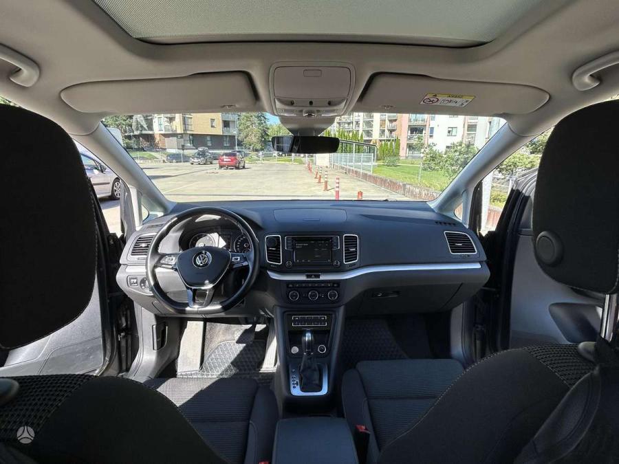 Pelēks Volkswagen Sharan 2022 Viļņa, ar dzinēja tilpumu 1.40 L un nobraukumu 85 tūkst. km par 37500 €, foto 8 vietnē AUTOMOTO.COM.LV