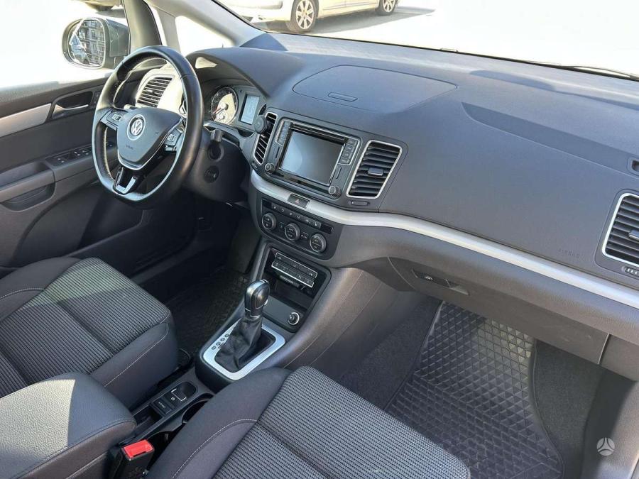 Pelēks Volkswagen Sharan 2022 Viļņa, ar dzinēja tilpumu 1.40 L un nobraukumu 85 tūkst. km par 37500 €, foto 10 vietnē AUTOMOTO.COM.LV