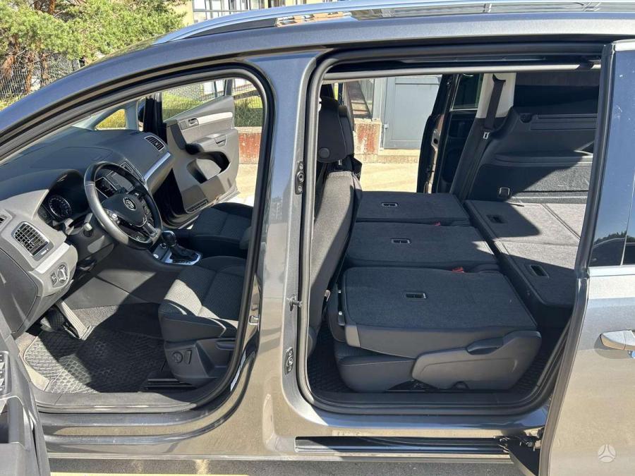 Pelēks Volkswagen Sharan 2022 Viļņa, ar dzinēja tilpumu 1.40 L un nobraukumu 85 tūkst. km par 37500 €, foto 21 vietnē AUTOMOTO.COM.LV