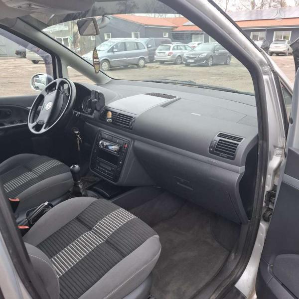 Pelēks Volkswagen Sharan 2008 Panevēža, ar dzinēja tilpumu 2.00 L un nobraukumu 294 tūkst. km par 3499 €, foto 7 vietnē AUTOMOTO.COM.LV