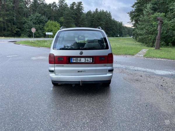 Grey Volkswagen Sharan 2002 in Ukmerge, with an engine capacity of 1.90 L and mileage of 379 thousand km for 1350 €, photo 4 on AUTOMOTO.COM.LV
