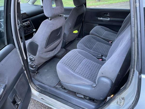 Grey Volkswagen Sharan 2002 in Ukmerge, with an engine capacity of 1.90 L and mileage of 379 thousand km for 1350 €, photo 10 on AUTOMOTO.COM.LV