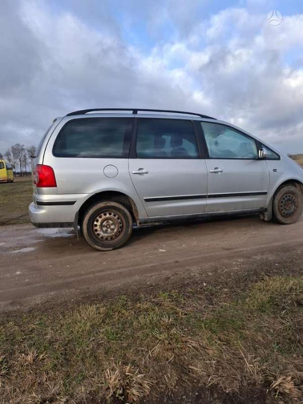 Pelēks Volkswagen Sharan 2004 Panevēža, ar dzinēja tilpumu 0.00 L un nobraukumu 300 tūkst. km par 950 €, foto 2 vietnē AUTOMOTO.COM.LV