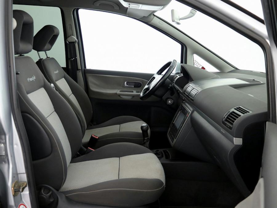 Pelēks Volkswagen Sharan 2006 Tallina, ar dzinēja tilpumu 2.00 L un nobraukumu 372 tūkst. km par 1499 €, foto 7 vietnē AUTOMOTO.COM.LV