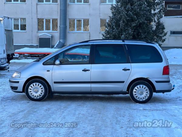 Grey Volkswagen Sharan 2008 in Narva, with an engine capacity of 1.90 L and mileage of 379 thousand km for 1499 €, photo 3 on AUTOMOTO.COM.LV