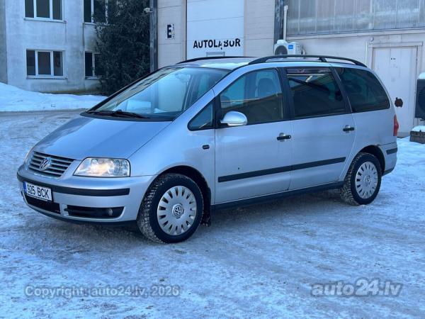 Grey Volkswagen Sharan 2008 in Narva, with an engine capacity of 1.90 L and mileage of 379 thousand km for 1499 €, photo 4 on AUTOMOTO.COM.LV