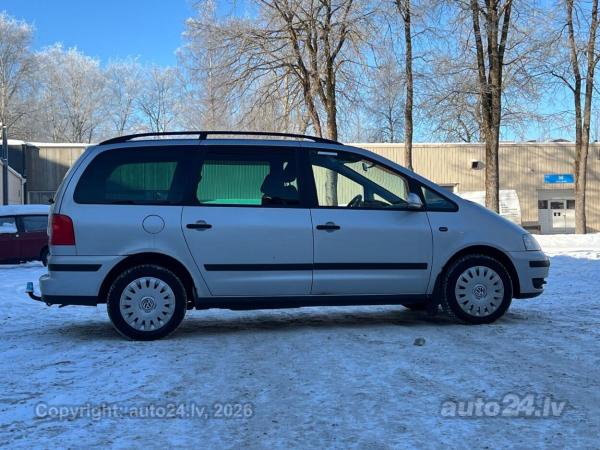 Grey Volkswagen Sharan 2008 in Narva, with an engine capacity of 1.90 L and mileage of 379 thousand km for 1499 €, photo 9 on AUTOMOTO.COM.LV