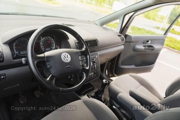 Grey Volkswagen Sharan 2009 in Tallinn, with an engine capacity of 2.00 L and mileage of 234 thousand km for 2999 €, photo 8 on AUTOMOTO.COM.LV