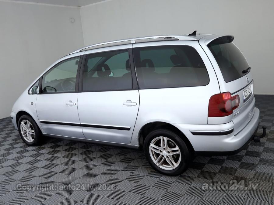 Grey Volkswagen Sharan 2009 in Tallinn, with an engine capacity of 2.00 L and mileage of 294 thousand km for 1199 €, photo 5 on AUTOMOTO.COM.LV