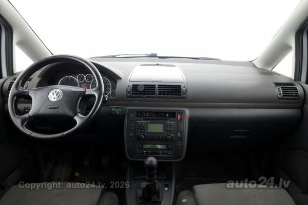 Pelēks Volkswagen Sharan 2009 Tallina, ar dzinēja tilpumu 2.00 L un nobraukumu 294 tūkst. km par 1199 €, foto 6 vietnē AUTOMOTO.COM.LV