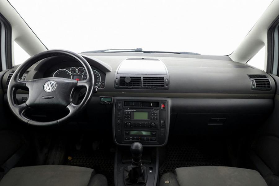 Grey Volkswagen Sharan 2009 in Tallinn, with an engine capacity of 2.00 L and mileage of 294 thousand km for 1199 €, photo 6 on AUTOMOTO.COM.LV