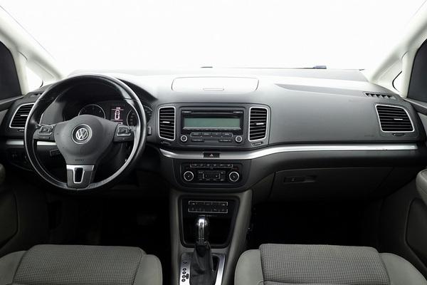 Grey Volkswagen Sharan 2010 in Tallinn, with an engine capacity of 2.00 L and mileage of 288 thousand km for 3999 €, photo 5 on AUTOMOTO.COM.LV