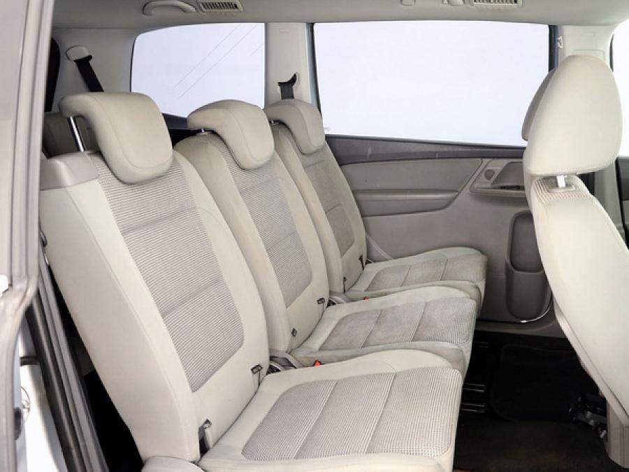 Grey Volkswagen Sharan 2010 in Tallinn, with an engine capacity of 2.00 L and mileage of 288 thousand km for 3999 €, photo 8 on AUTOMOTO.COM.LV