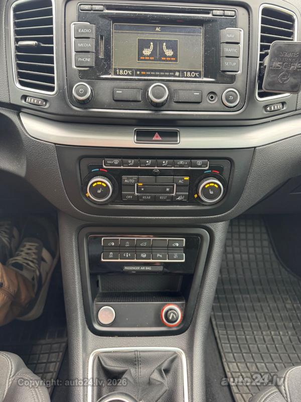 Grey Volkswagen Sharan 2012 in Voru, with an engine capacity of 2.00 L and mileage of 245 thousand km for 4990 €, photo 11 on AUTOMOTO.COM.LV