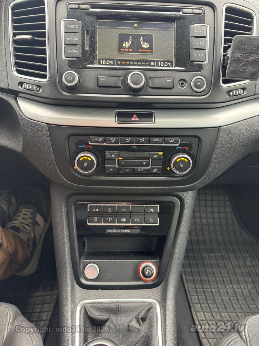 Grey Volkswagen Sharan 2012 in Voru, with an engine capacity of 2.00 L and mileage of 245 thousand km for 4990 €, photo 11 on AUTOMOTO.COM.LV
