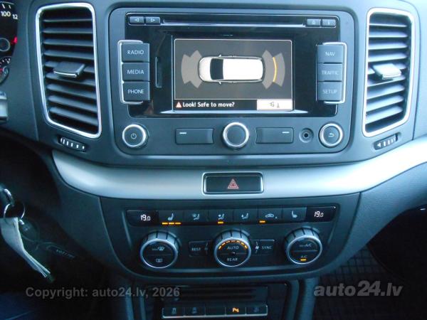 Grey Volkswagen Sharan 2015 in Viljandi, with an engine capacity of 2.00 L and mileage of 225 thousand km for 9990 €, photo 6 on AUTOMOTO.COM.LV