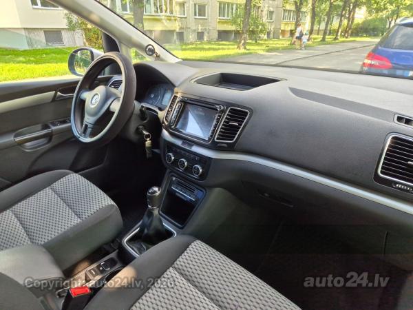 Grey Volkswagen Sharan 2015 in Tallinn, with an engine capacity of 2.00 L and mileage of 205 thousand km for 7500 €, photo 7 on AUTOMOTO.COM.LV