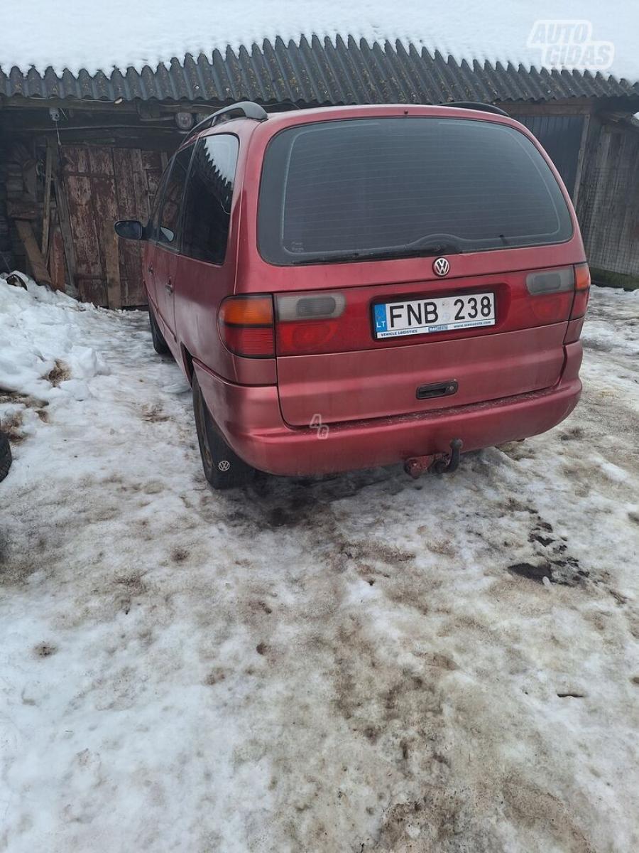 Sarkans Volkswagen Sharan 1997 Raseiniai, ar dzinēja tilpumu 2.00 L un nobraukumu 287 tūkst. km par 620 €, foto 2 vietnē AUTOMOTO.COM.LV