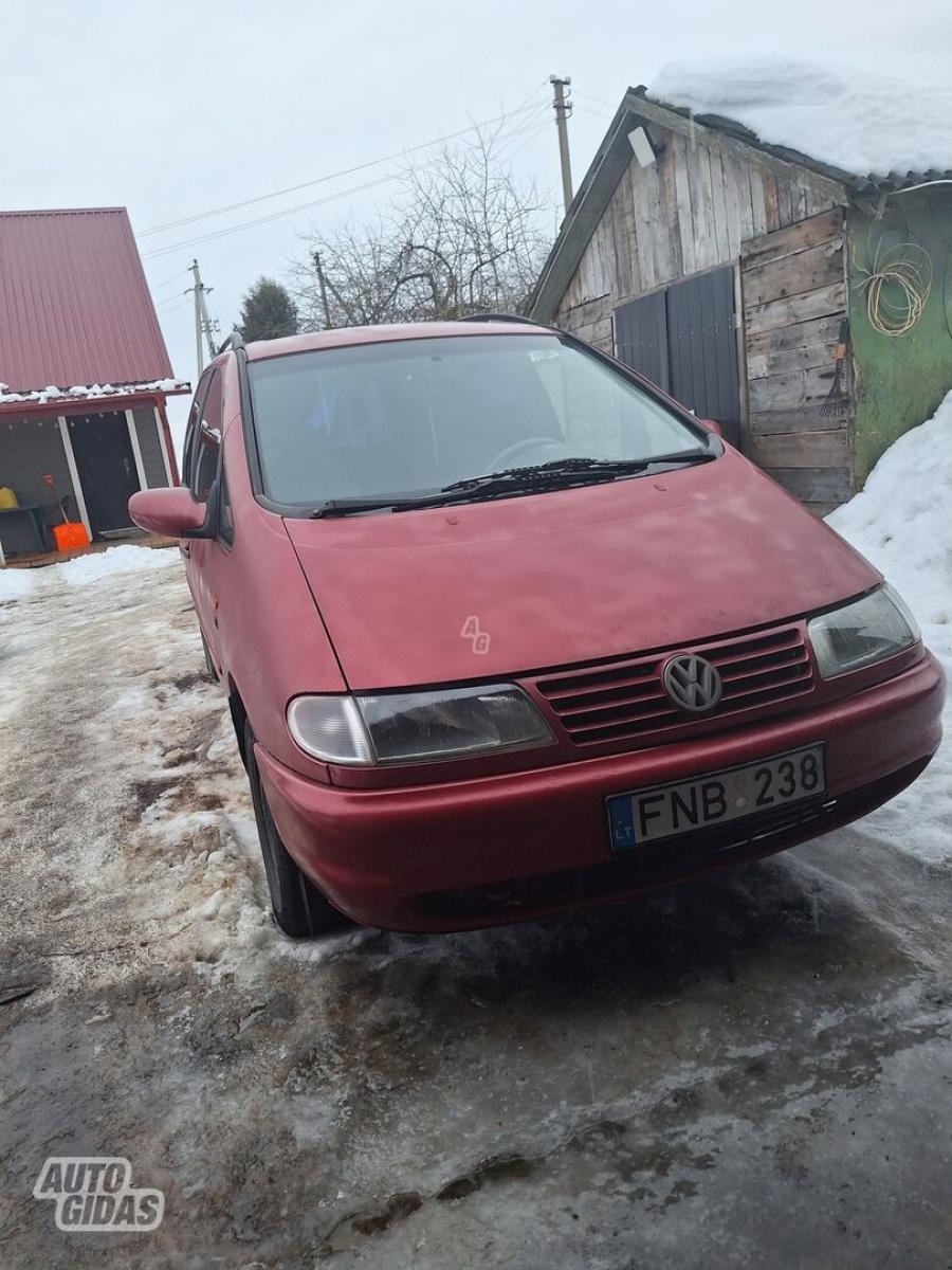 Sarkans Volkswagen Sharan 1997 Raseiniai, ar dzinēja tilpumu 2.00 L un nobraukumu 287 tūkst. km par 620 €, foto 4 vietnē AUTOMOTO.COM.LV