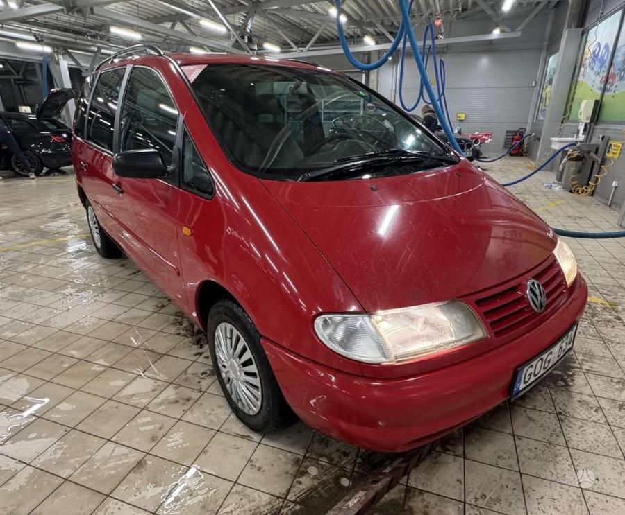 Red Volkswagen Sharan 2000 in Vilnius, with an engine capacity of 1.90 L and mileage of 399 thousand km for 1200 €, photo 1 on AUTOMOTO.COM.LV