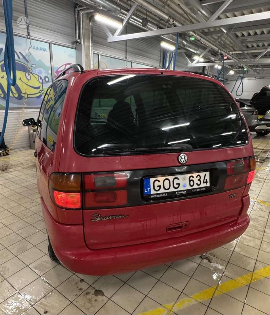 Red Volkswagen Sharan 2000 in Vilnius, with an engine capacity of 1.90 L and mileage of 399 thousand km for 1200 €, photo 2 on AUTOMOTO.COM.LV