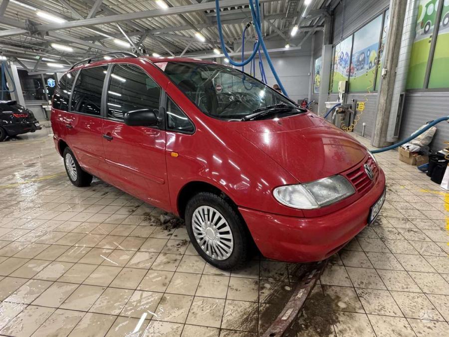 Red Volkswagen Sharan 2000 in Vilnius, with an engine capacity of 1.90 L and mileage of 399 thousand km for 1200 €, photo 3 on AUTOMOTO.COM.LV